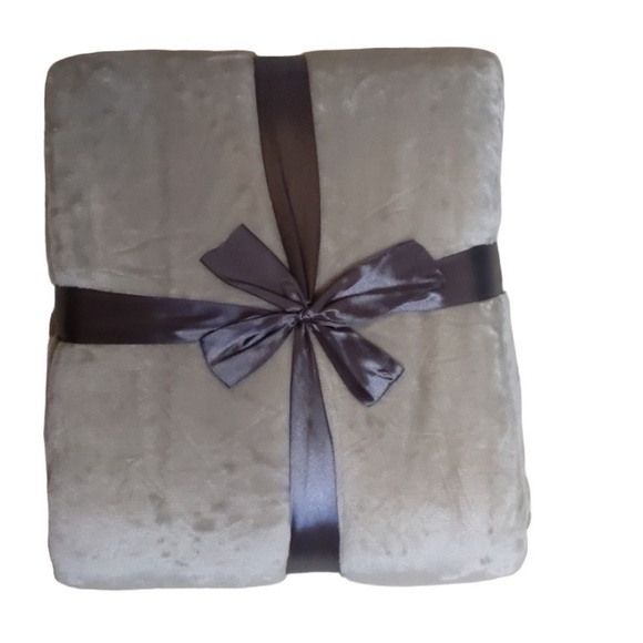 Bella Russo | Bedding | Bella Russo Fleece Blanket Newlight Gray | Poshmark
